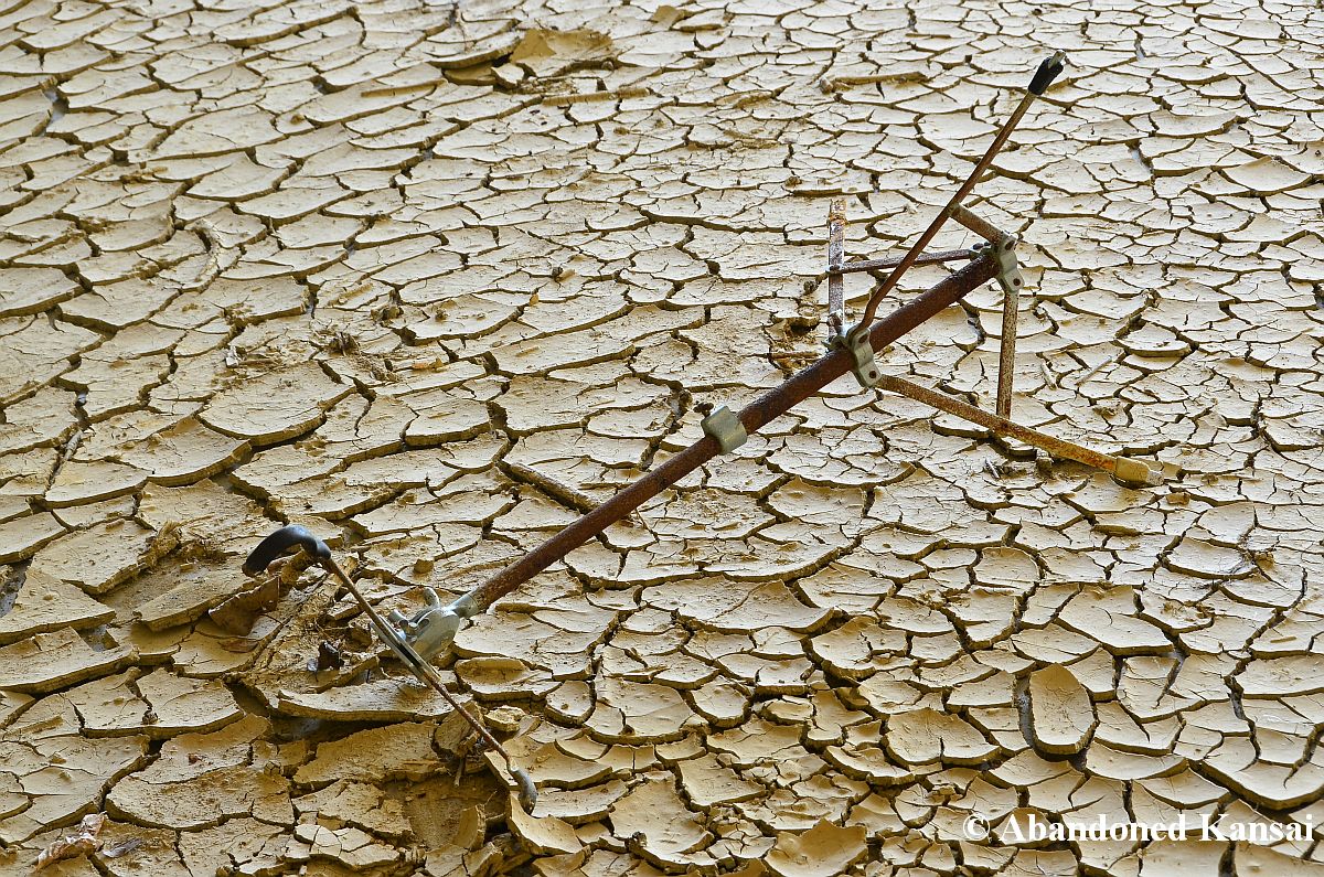 Rusty Stand, Dehydrated Mud Floor | Abandoned Kansai