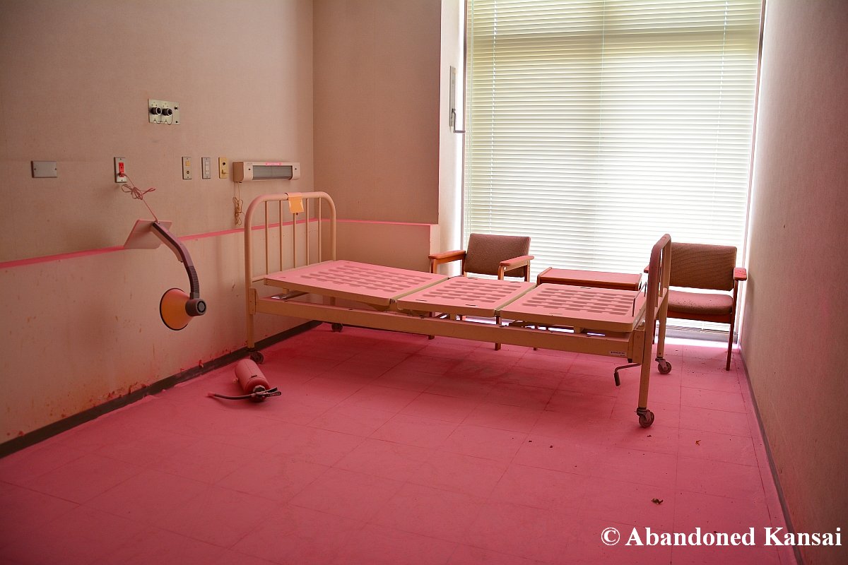 Pink Room – Thanks To An Emptied Fire Extinguisher | Abandoned Kansai