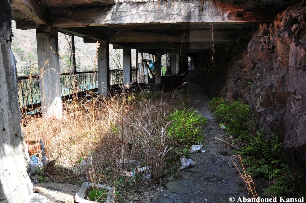 Strange Indoor-Outdoor Mix | Abandoned Kansai