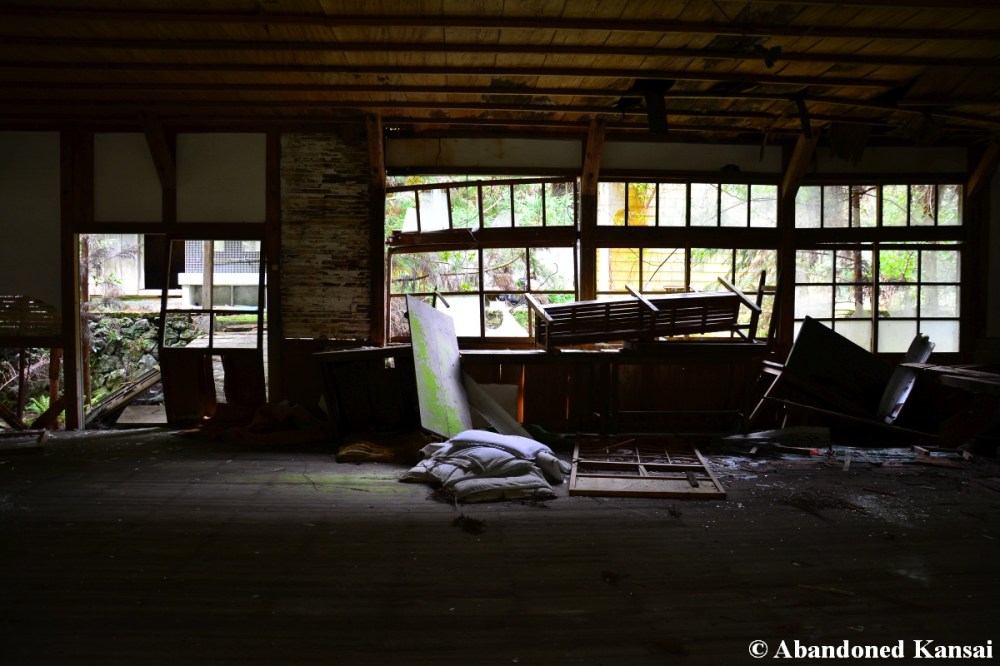 Decaying Japanese School Classroom | Abandoned Kansai