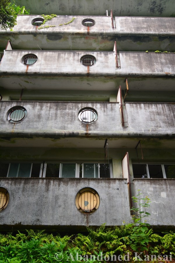 Showa Era Onsen Town Apartment Building | Abandoned Kansai